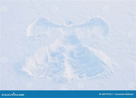 Cópia Do Anjo Na Superfície Da Neve Foto de Stock Imagem de frio