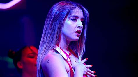 Lola Índigo presenta su disco Akelarre sin el apoyo de sus compañeros