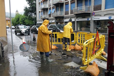 Como Esplode Tombino Voragine E Caos In Via Borgovico