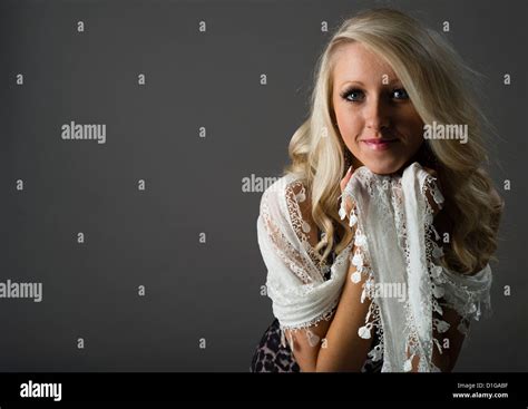 16 17 Blonde Schlanke Teenager Fotos Und Bildmaterial In Hoher