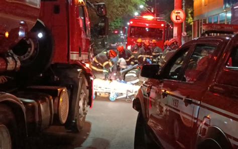 Ciclista fica gravemente ferido após bater em carro na Avenida