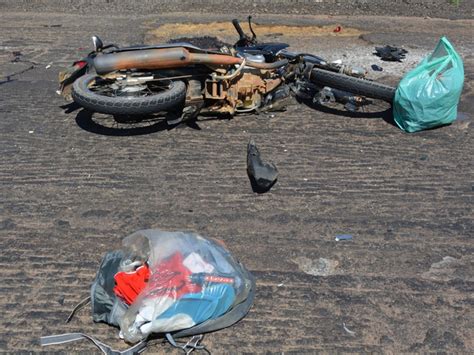 G1 Dois jovens morrem após moto bater em táxi e caminhonete na BR 364