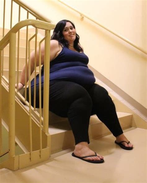 Magic Alexander Big Booty Beauty Xxl Jaye Sitzt Auf Der Treppe