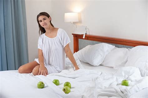 Nina Sphinx Nude In Green Apples At Metart Hunter