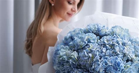 Por qué las mujeres regalan flores azules el 3 de octubre FMDOS