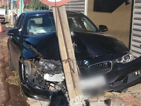 G1 Casal sai ileso após bater BMW em poste em avenida de Campo Grande