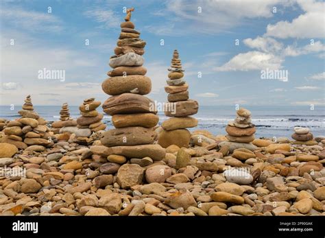 Skulptur Von Steinen Am Strand Fotos Und Bildmaterial In Hoher