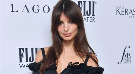 Emily Ratajkowski dans une robe dentelle transparente à New York