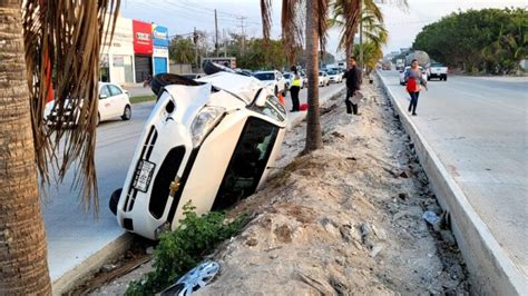 Aparatosa volcadura en el bulevar Colosio de Cancún