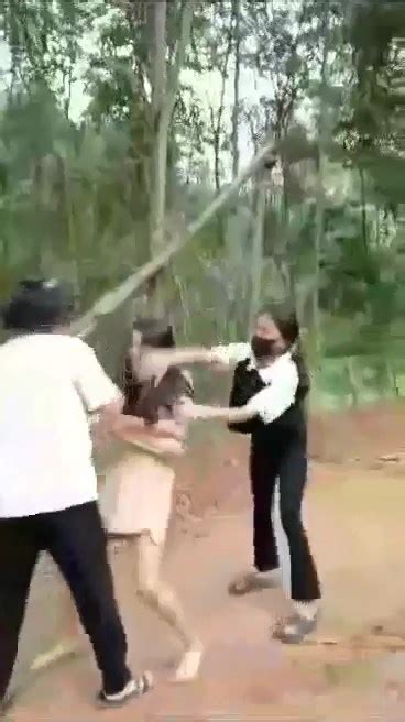 Hai nữ sinh đánh lột đồ bạn để quay clip giữa rừng