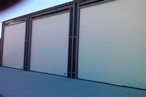 Installation de portes de garages à la métallerie Techni Métal à Lons