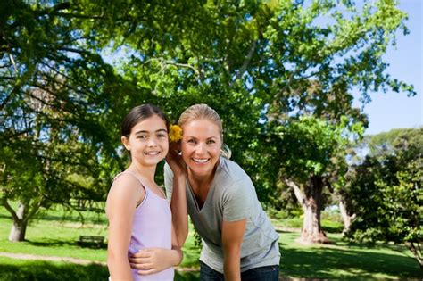 Linda Hija Con Su Madre En El Parque Foto Premium