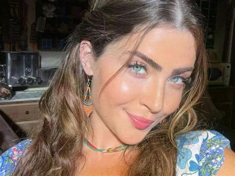 Chiara de Travessia Jade Picon ostenta corpaço de fio dental de