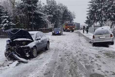Wypadek w Dąbrówkach Dwie osoby trafiły do szpitala