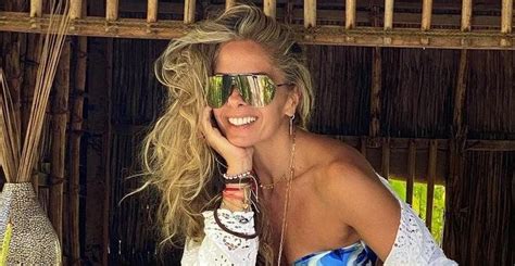 Adriane Galisteu posa de topless e biquíni fininho nas Ilhas