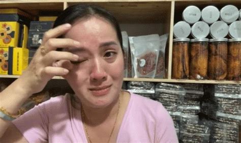 Con gái NSƯT Vũ Linh bật khóc nức nở trên sóng livestream
