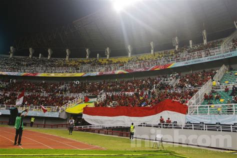 Foto Aksi Suporter Timnas Indonesia Merahkan Stadion GBT Surabaya