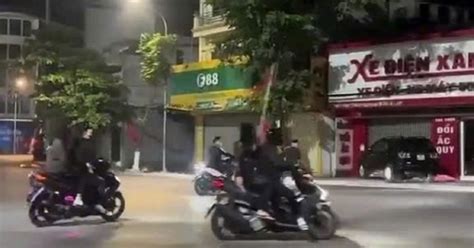Điều tra nhóm thanh niên đi xe máy cầm hung khí đuổi đánh người trên phố