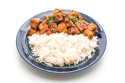 Sofrito De Tofu Con Salsa Picante Sobre Arroz Foto Premium