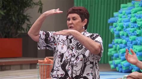 Vídeo Márcia Sensitiva fala sobre espíritos sexuais Na Piscina