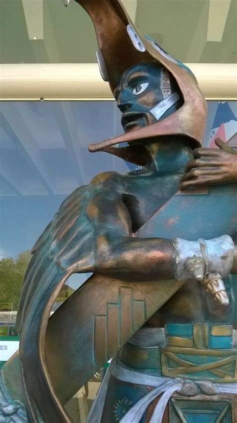Caballero Pajaro Escultura Inspirada En Los Murales De Cacaxtla