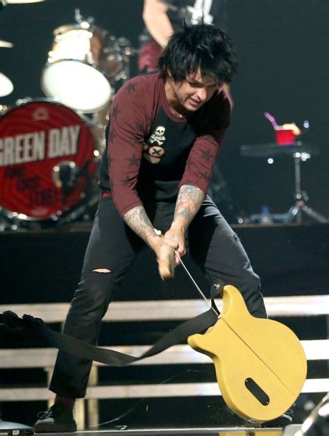 Green Days Billie Joe Armstrong Loses It On Stage And Swears At