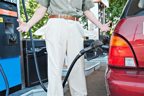 Cómo llenar el depósito del coche cuándo repostarlo y otros trucos