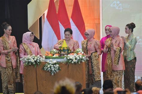 Ibu Negara Iriana Buka Rangkaian Acara Puncak HUT Ke 44 Di Kota Solo