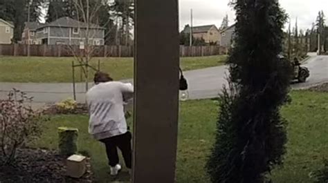 Punie Pour Sa Mauvaise Action Elle Se Casse La Jambe En Volant Des Colis Vidéo Rtl Info