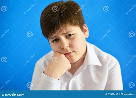 Adolescente Pensativo No Fundo Azul Foto De Stock Imagem De Pensar