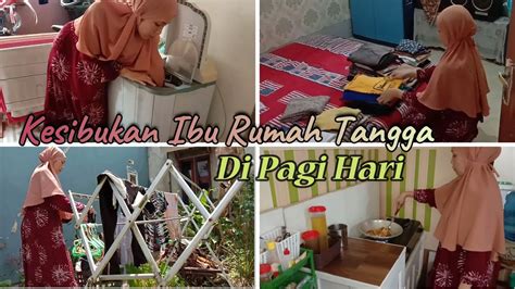 Aktivitas Ibu Rumah Tangga Di Pagi Hari Kemas Baju Dalam Lemari I Jemur