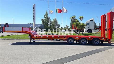 Semi Remorque Porte Engins Trois Essieux Disponible Rapidement