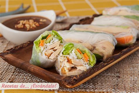 Rollitos Vietnamitas Con Pollo Y Verduras Y Salsa De Cacahuete