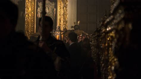 Penumbra en el Salvador para el rezo del vía crucis con el Cristo del Amor