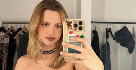 La chanteuse Angèle se lâche totalement et dévoile ses seins ça fait peur