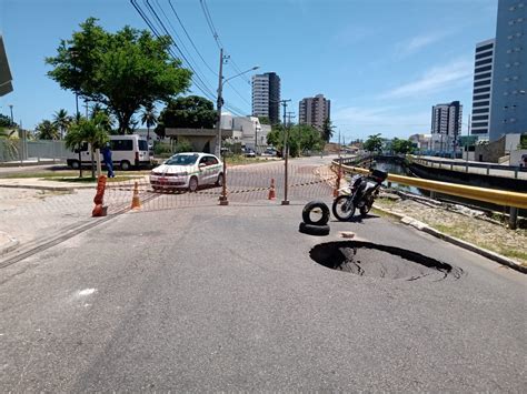 Nova cratera se abre e mais um trecho da Anísio Azevedo é bloqueado O