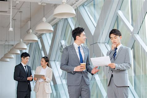 职场同事商务人士沟通交流工作高清图片下载 正版图片501771595 摄图网