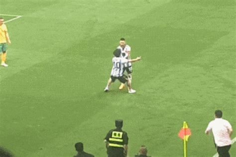 狂热球迷闯入球场拥抱梅西会面临什么处罚 河北日报客户端