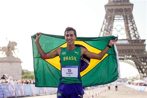 Caio Bonfim conquista prata inédita na marcha atlética em Paris 2024