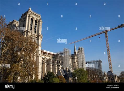 S Dseite Mit Einr Stung Und Kran Beim Besuch Der Kathedrale Notre Dame