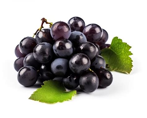 Un Racimo De Uvas Con Hojas Verdes Sobre Un Fondo Blanco Foto Premium