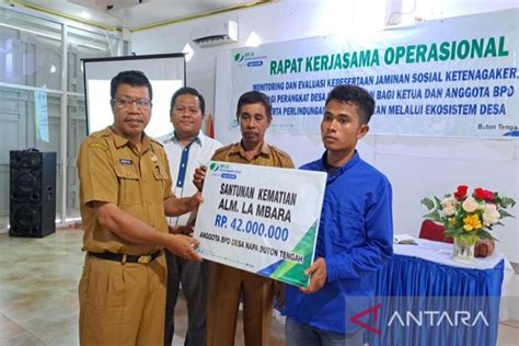 BPJAMSOSTEK Serahkan Dua Santunan Kematian Rp84 Juta Di Buton Tengah