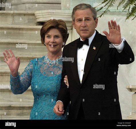Politik Frau Winkt George W Busch Fotos Und Bildmaterial In Hoher