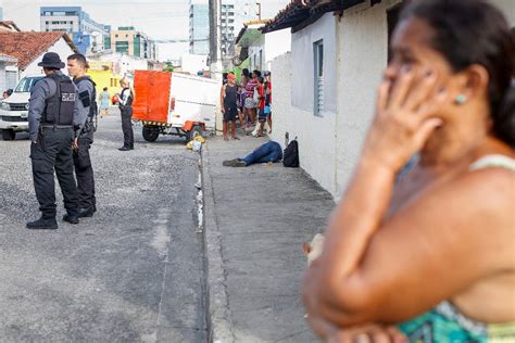 Homem Assassinado A Tiros No Bairro Da Ponta Da Terra Em Macei