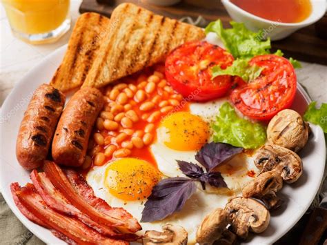 Desayuno inglés completo con salchichas tomates y champiñones a la