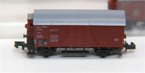 Arnold SW12926 gedeckter Güterwagen mit Bremserhaus der DB rotbraun