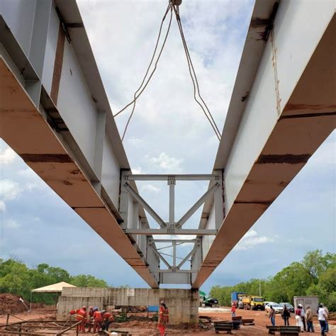 Equipes de trabalho iniciam o lançamento de vigas na ponte sobre o Rio