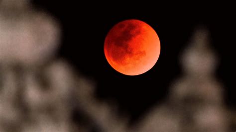 Last Total Lunar Eclipse Until 2025 To Paint The Moon A Haunting Red On