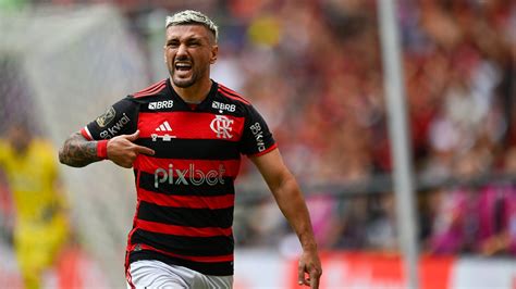 ADEUS DE UM CRAQUE Cruzeiro chega forte pela contratação de Arrascaeta