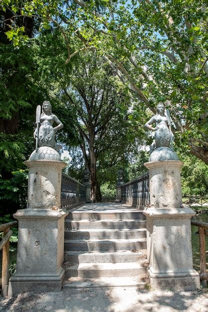 Sirenas de puente en el parque sempione en milán italia Foto Premium